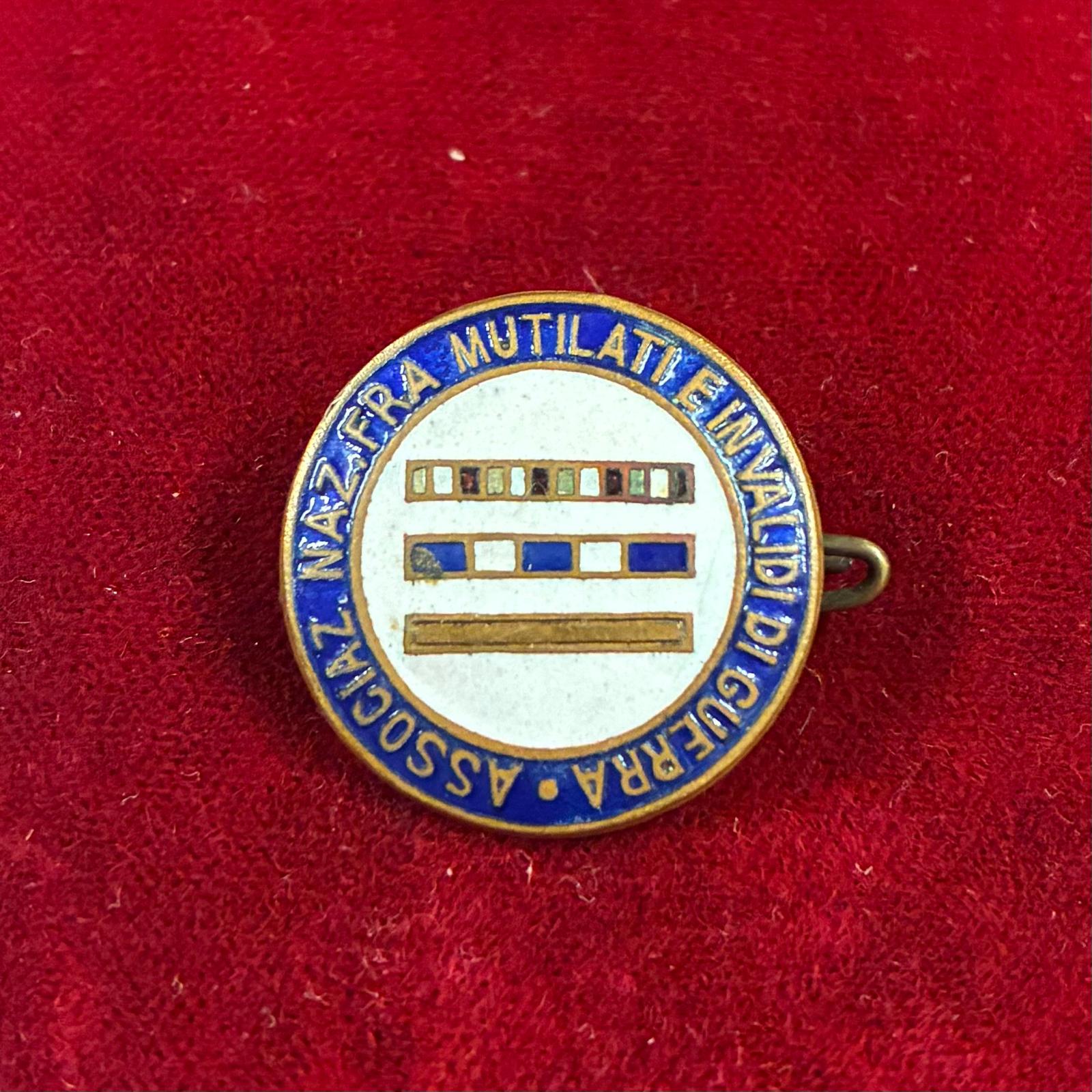 Distintivo dell'Associazione Nazionale Fra mutilati e invalidi di guer ...